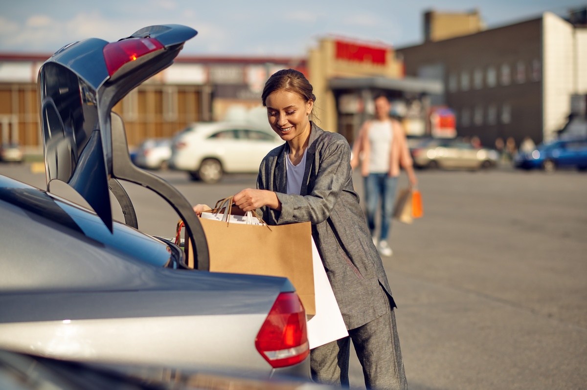Curbside vs. In-Store Pickup: What’s the Difference?
